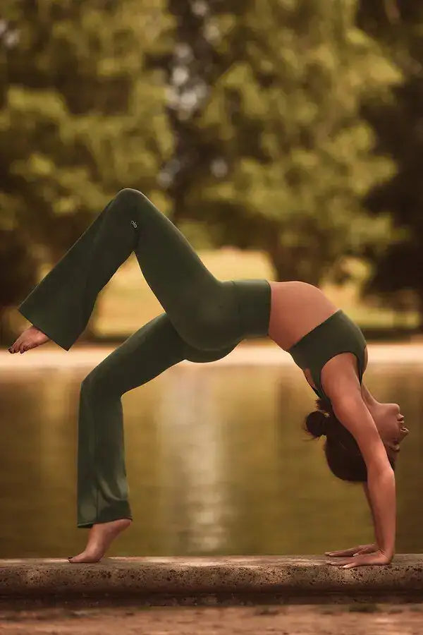 ヨガ・ピラティス alo yoga High-Waist Bootcut Legging Alo Yoga High-Waist Bootcut Legging - Green Olive | Editorialist